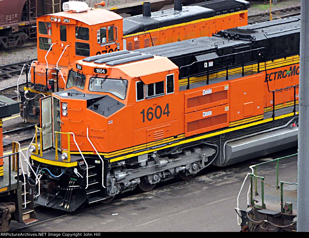 EMDX 1604 at BNSF Northtown 44th Ave